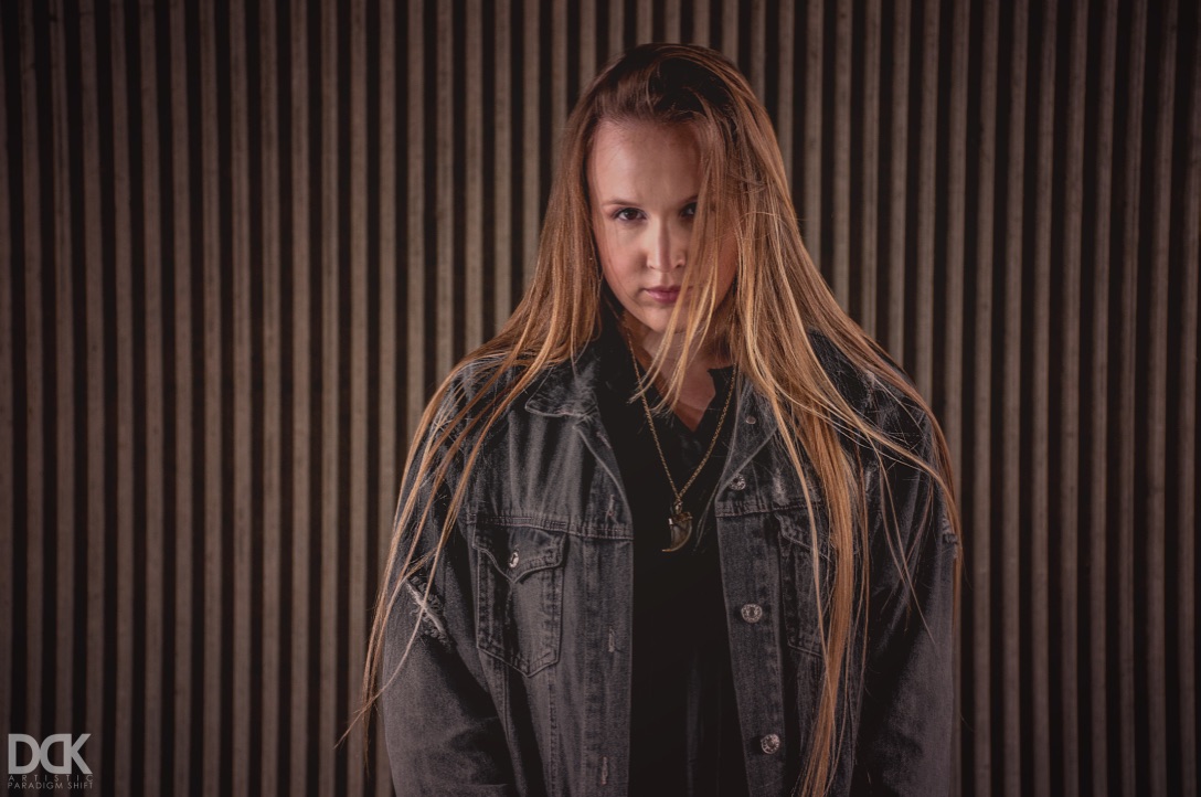 Lora Yeniche : "Les rappeuses ne se serrent pas assez les coudes entre ...